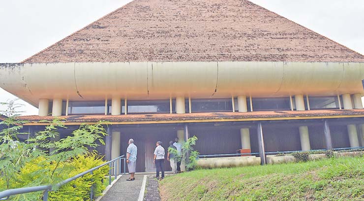 Usfijitimes | Fiji media visits old parliament complex
